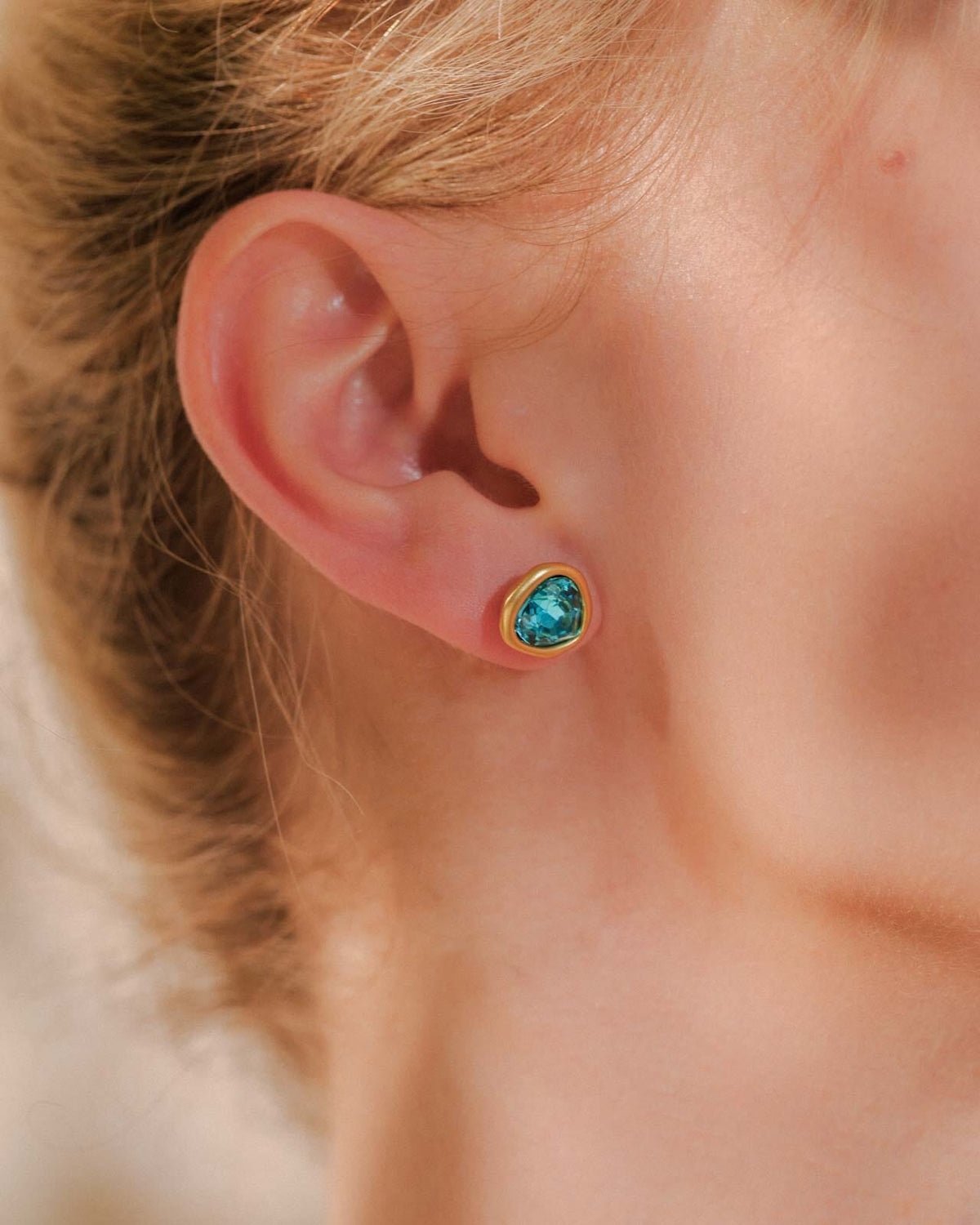 Austrian Crystal Stud Earrings - Vinty Jewelry Austrian Crystal Stud Earrings - Vinty Jewelry